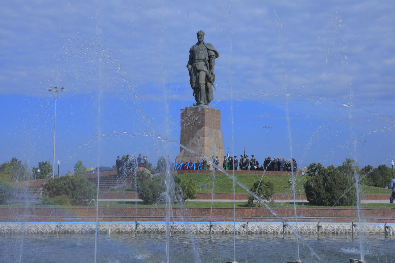 Sohibqiron Amir Temur haykali poyiga gulchambarlar qo‘yildi
