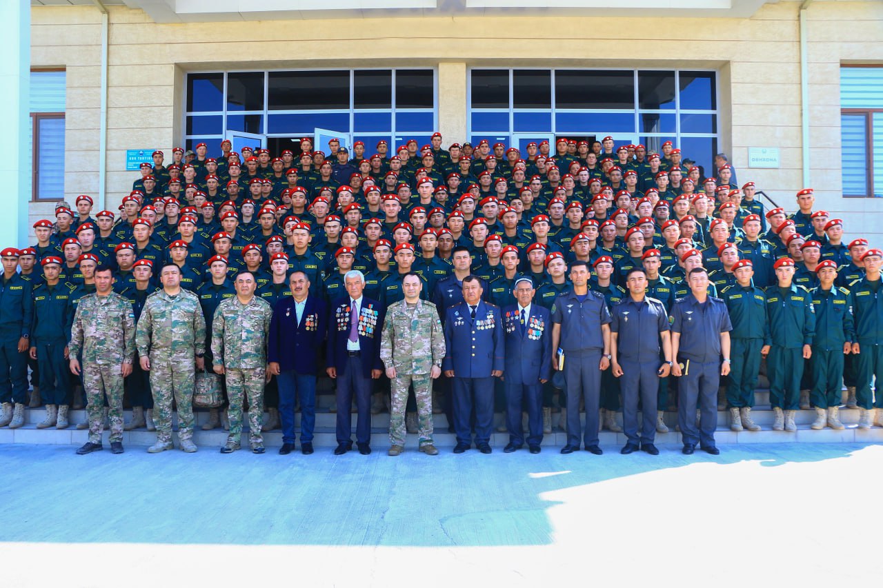 Mudofaa vaziri askarlar bilan uchrashdi