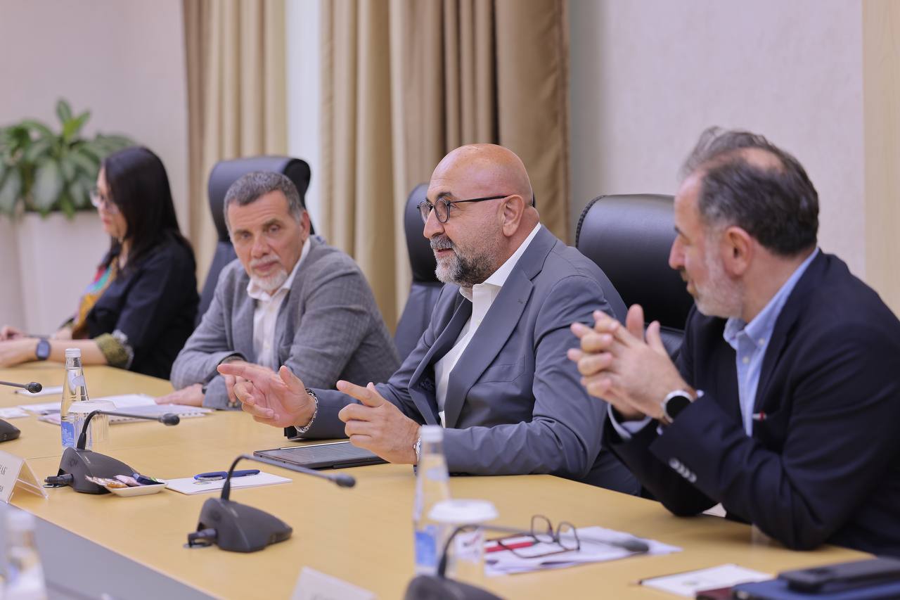 Anadolu Isuzu kompaniyasi avtomobil guruhi prezidenti Bora Kochak bilan ...