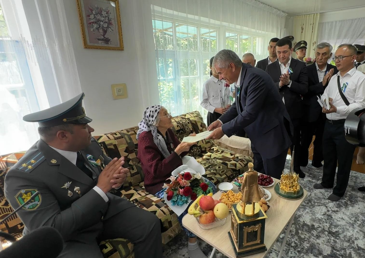 Botir Zaripov buxorolik urush qatnashchilariga Prezident tabrigini yetkazdi