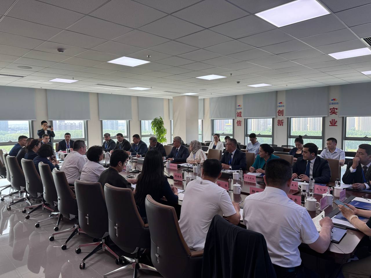 Botir Zaripov boshchiligidagi Buxoro delegatsiyasining Xitoy Xalq ...